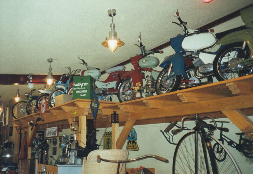 Oldtimer – Museum; ehemals Truck-Stop Treuen… – Victoria – Fahrrad ...